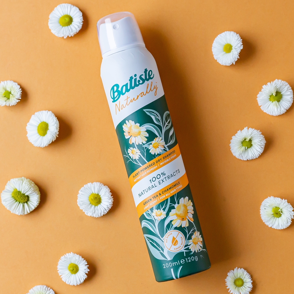 Batiste Naturally Green tea & Chamomile suchý šampon pro absorpci ...