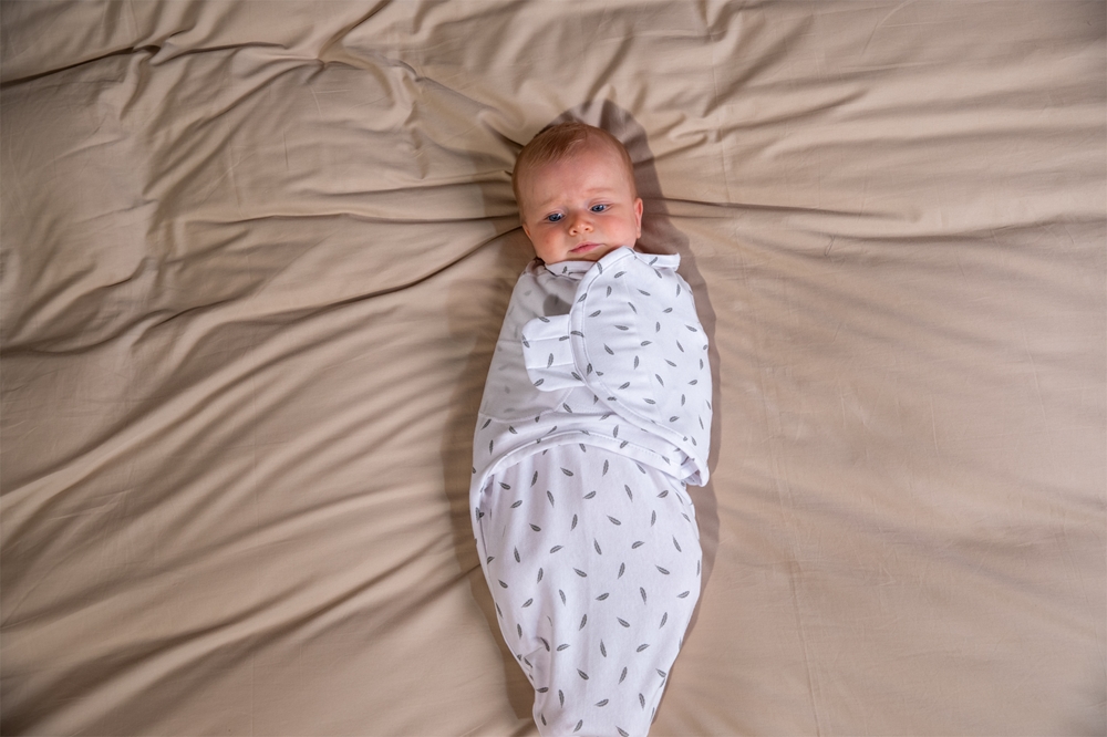 Bo Jungle B-Wrap Small Grey Feathers swaddle wrap | notino.ie