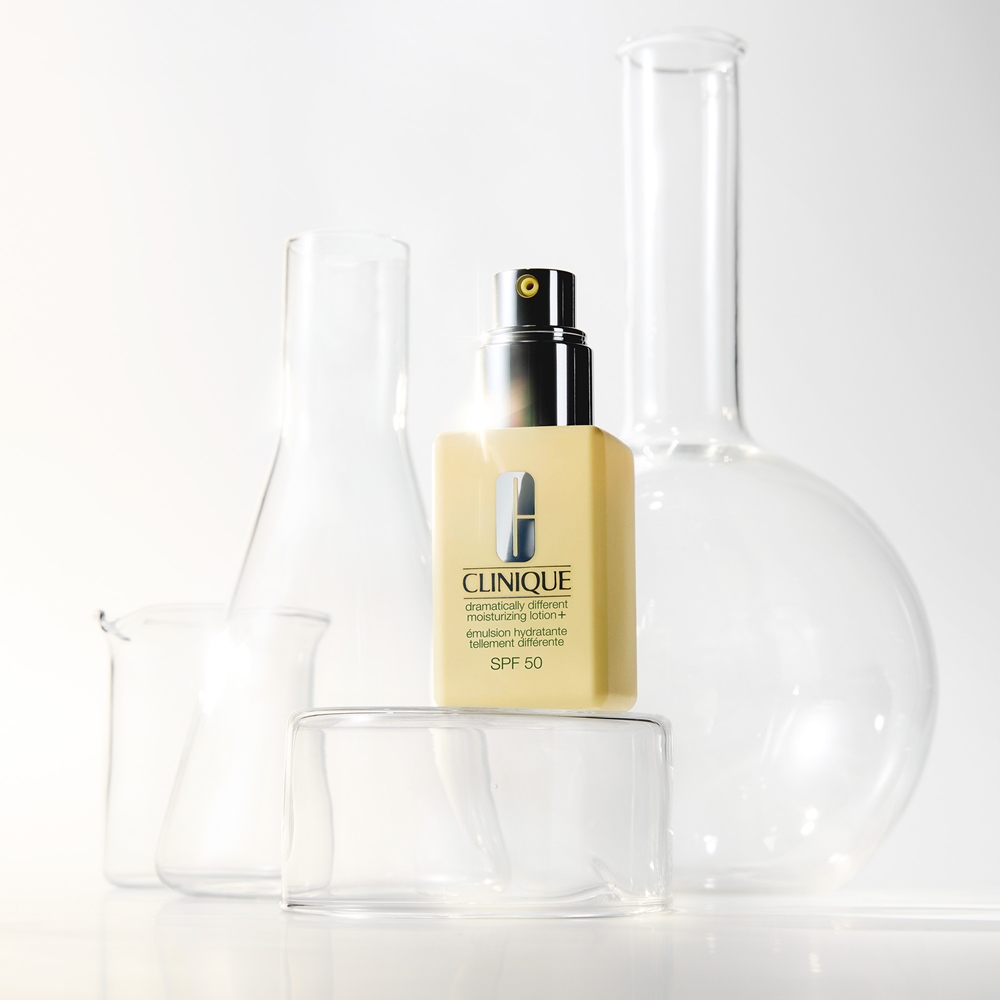 Clinique Dramatically Different™ Moisturizing Lotion SPF50 | Livrare ...
