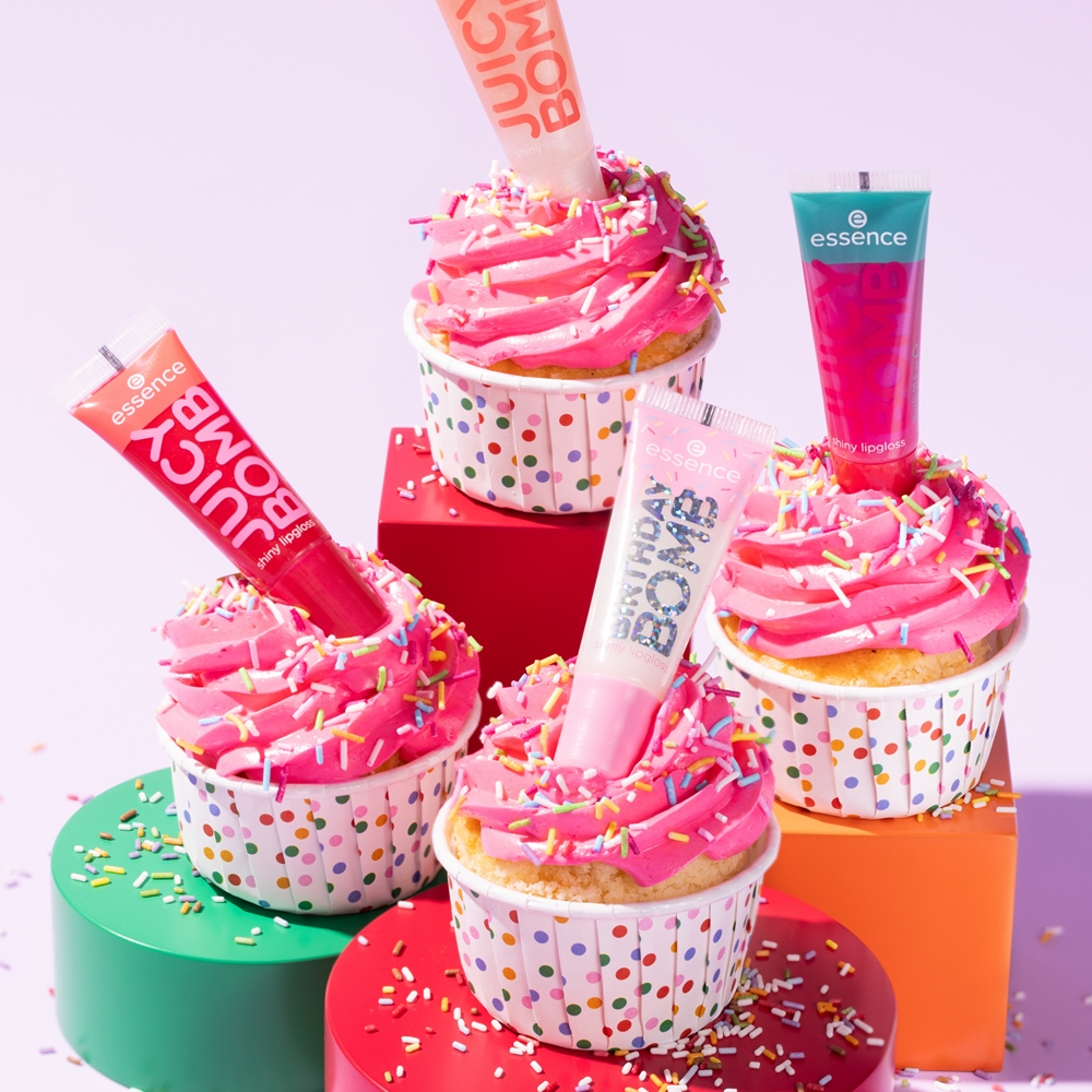 essence Birthday Bomb transparentní lesk na rty pro třpytivý lesk ...