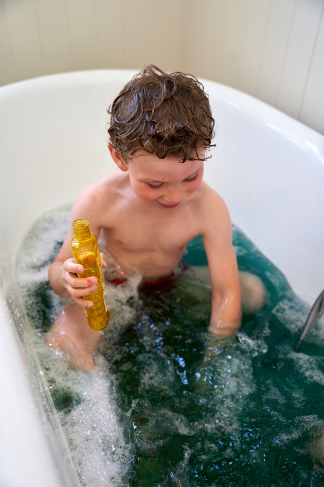 Kids Stuff Colour Changing Red to Blue colour-changing bath foam ...