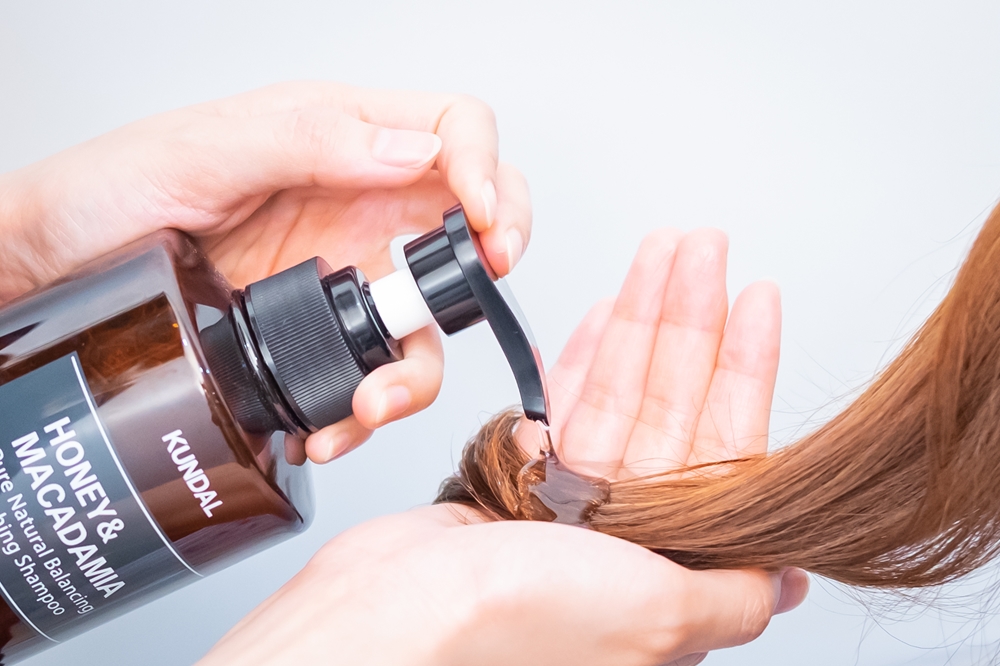 KUNDAL Honey & Macadamia White Musk natural shampoo for dry and damaged ...