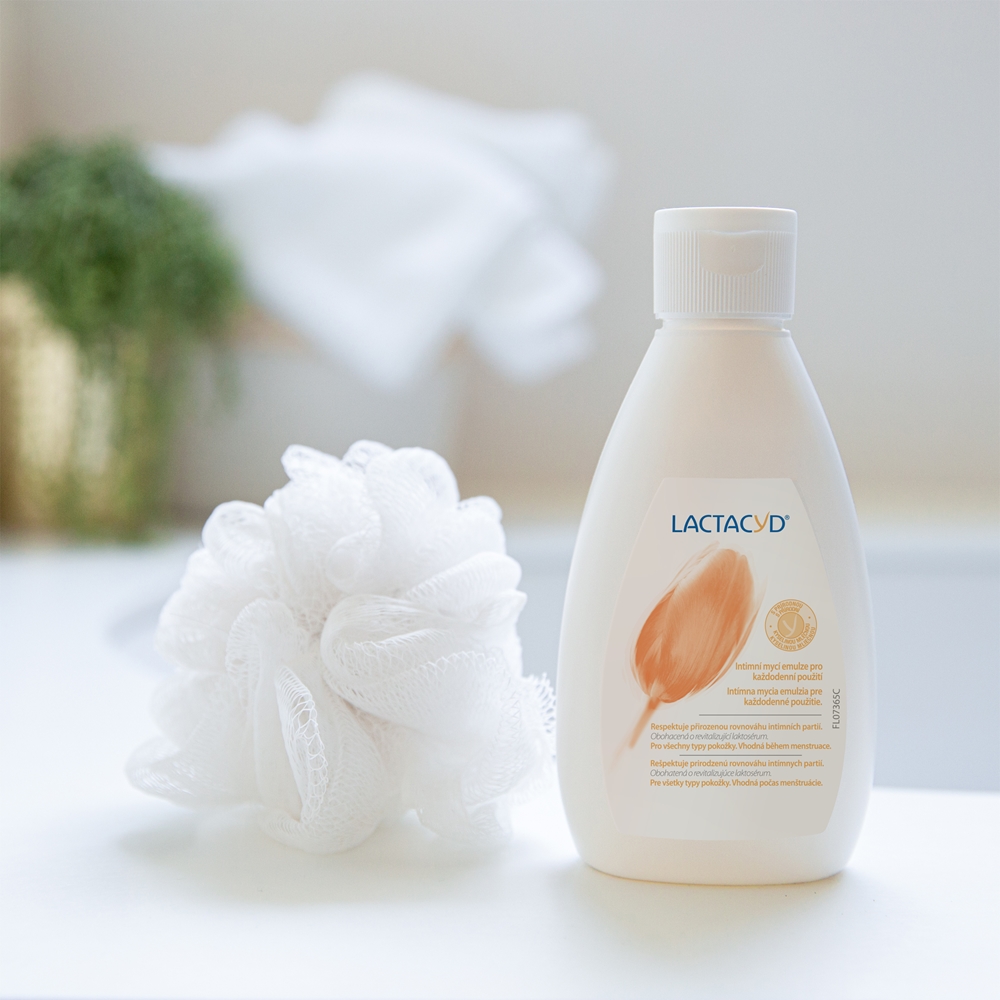 Lactacyd Femina soothing emulsion for intimate hygiene | notino.co.uk