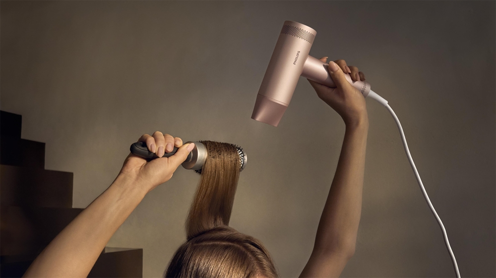 Philips Series 8000 ThermoShield Advanced BHD837/10 hair dryer | notino ...