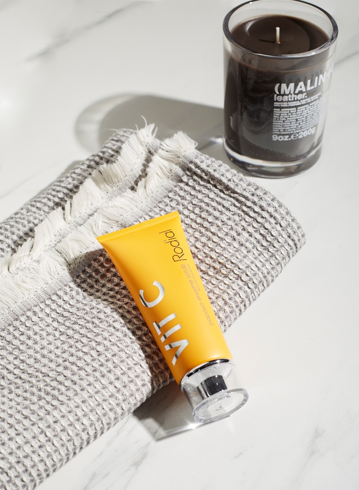 Rodial Vit C Papaya Enzyme Scrub enzymatic scrub to brighten and smooth ...