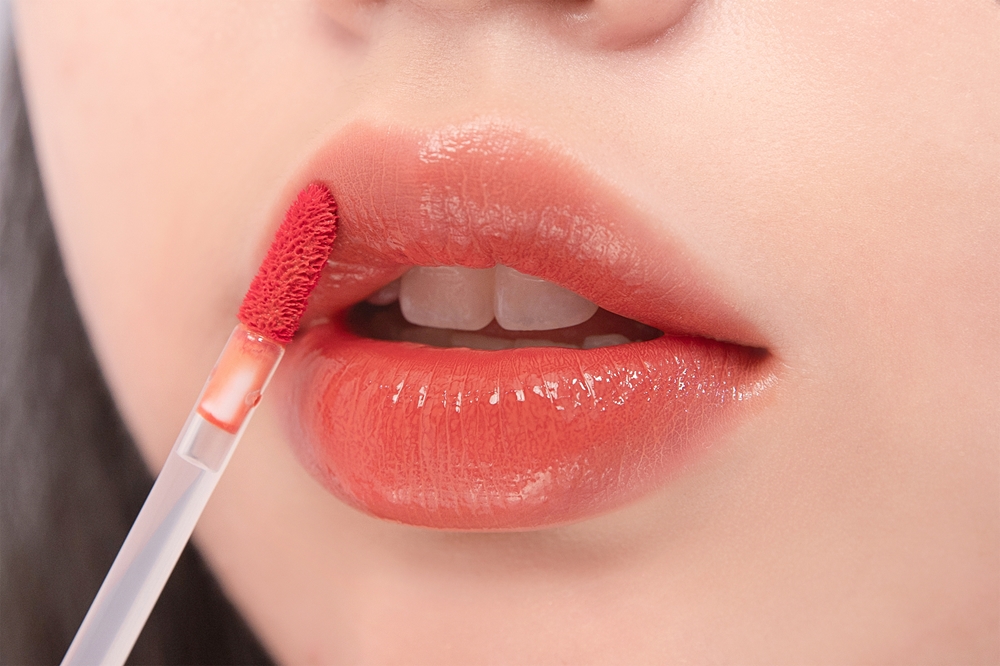 rom&nd Juicy Lasting highly pigmented lip gloss | notino.co.uk