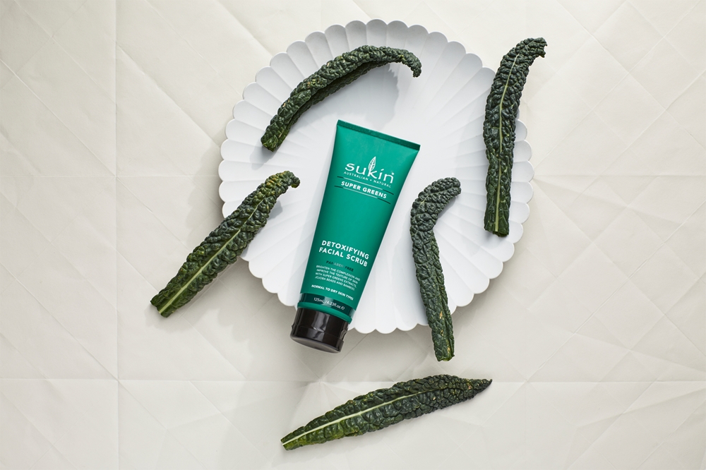 Sukin Super Greens Udglattende ansigtspeeling til normal til tør hud | notino.dk
