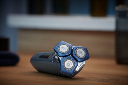 Philips Series 7000 Wet & Dry S7882/55 electric shaver for sensitive ...