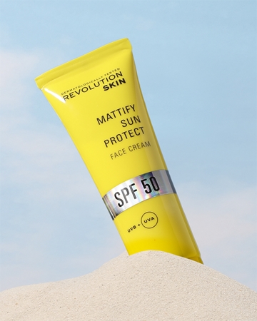 Revolution Skincare Sun Protect Mattify ochronny krem matujący do twarzy SPF 50