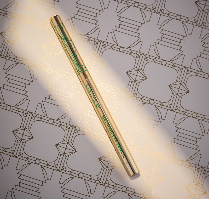 Catrice FESTIVE TREASURES metalická tužka na oči | notino.cz