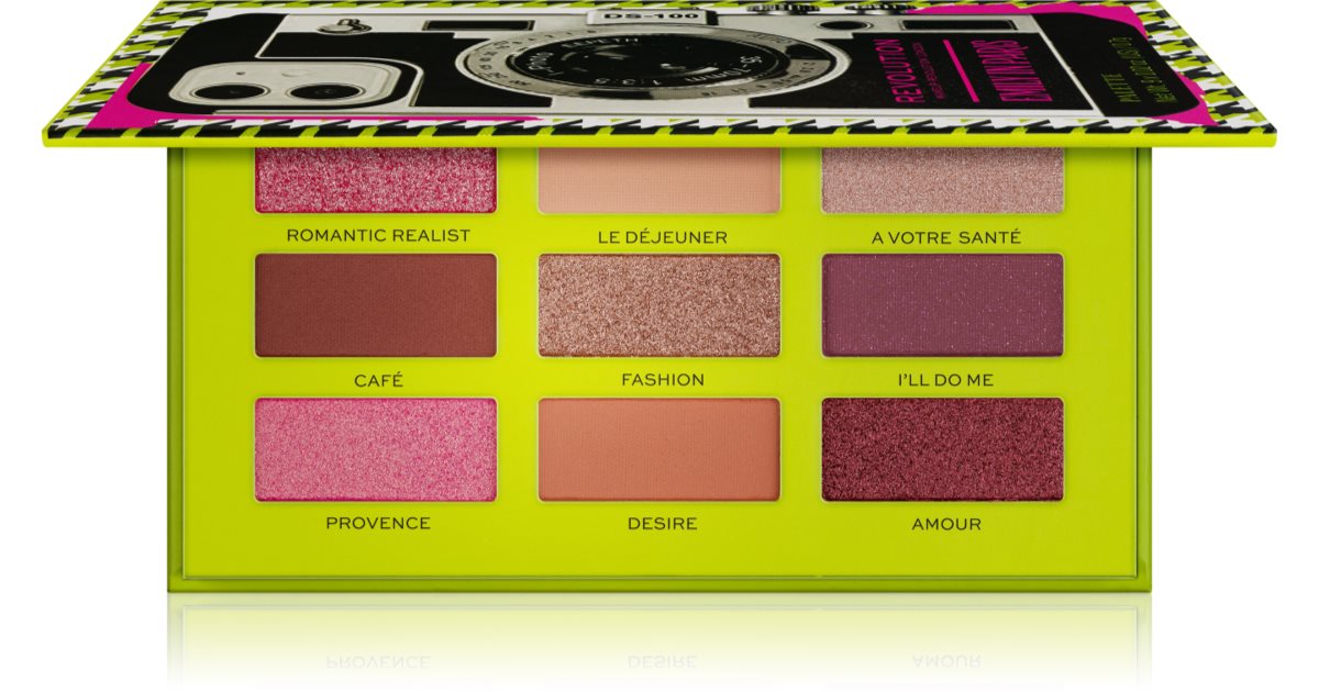 Makeup Revolution X Emily In Paris Palette mit pudrigen Lidschatten ...